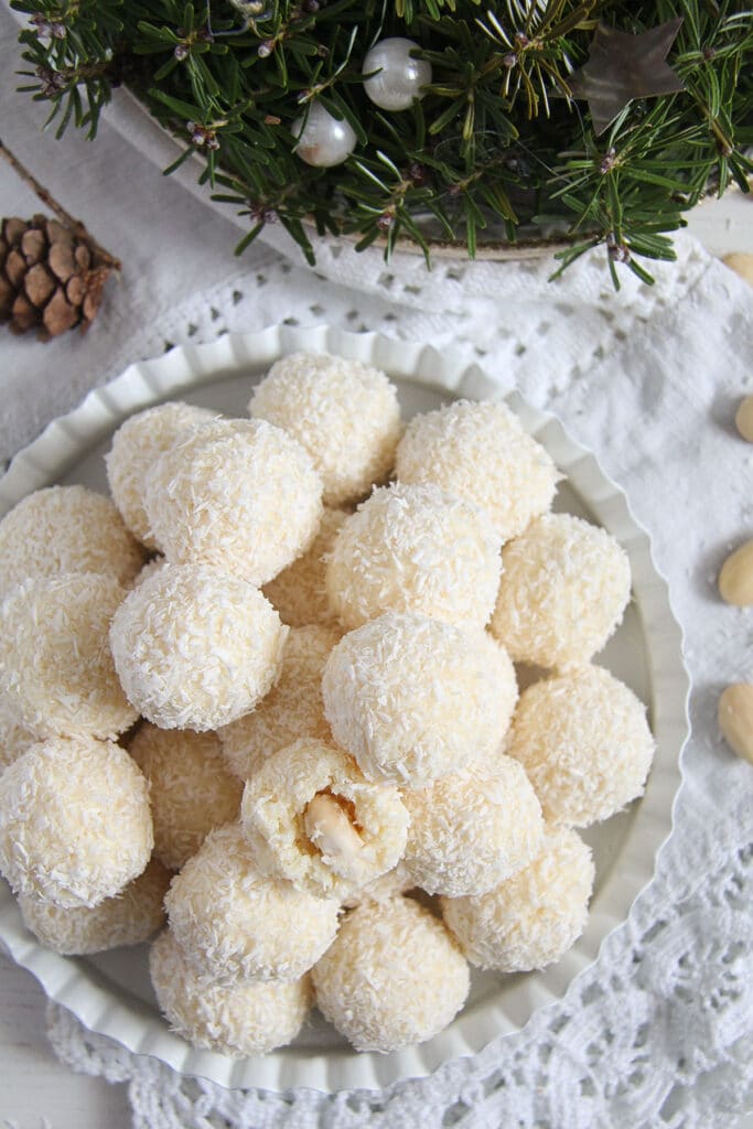 Homemade Raffaello Balls (3 Ingredients)